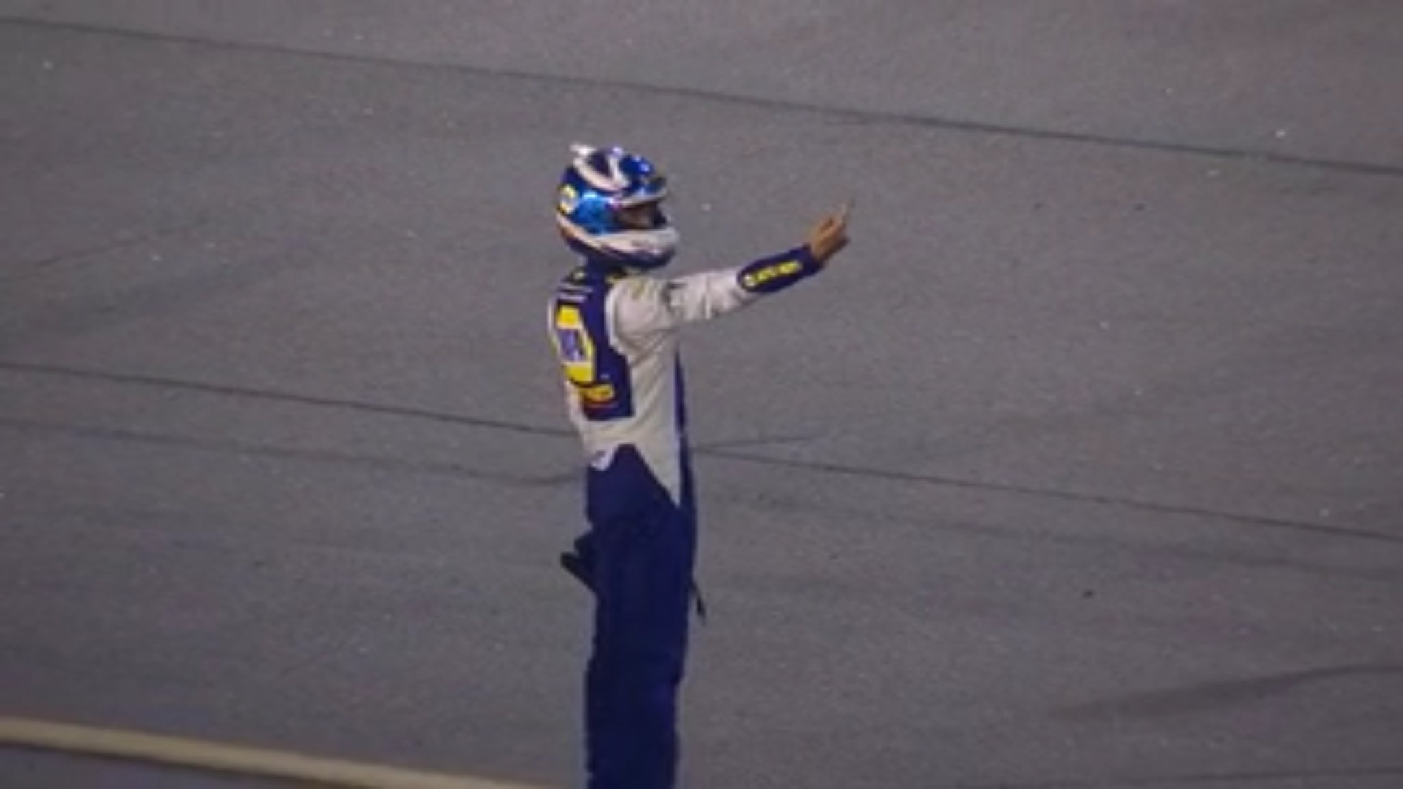 Chase Elliott flips Kyle Busch off after spin | Tireball Sports